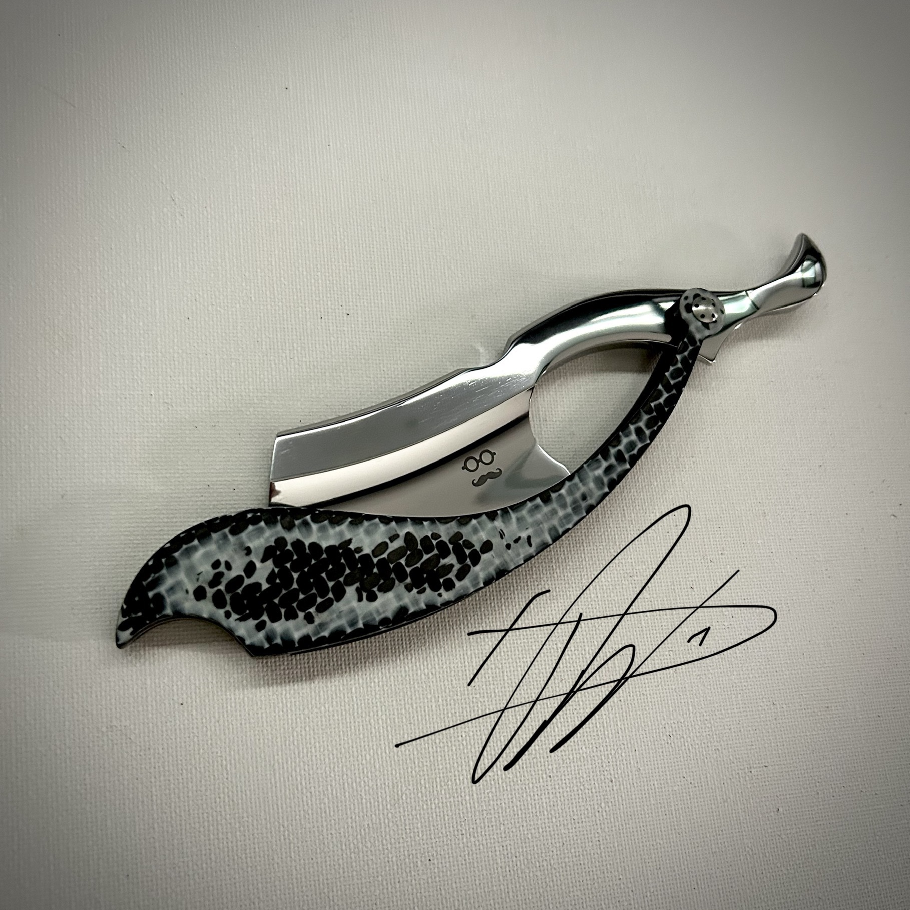 Woolfblades 344 Custom Made in a RWL34 7mm razor ,And the scales are ...